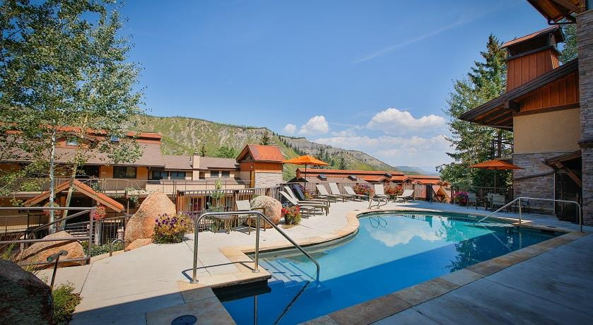 The Crestwood Condominiums